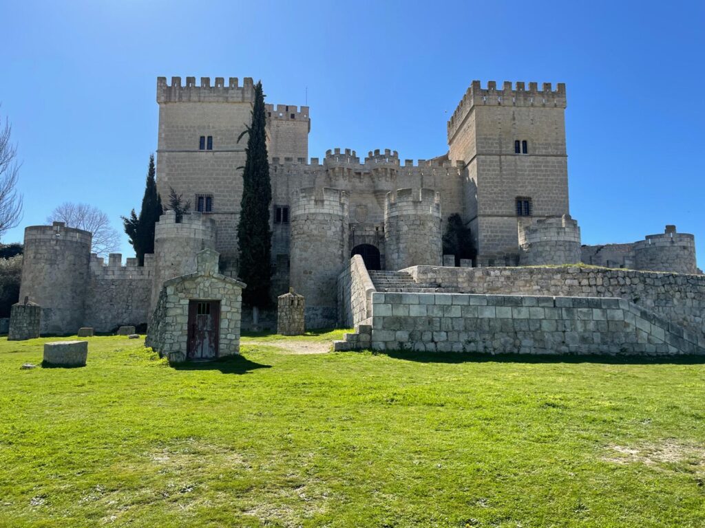 Castillo Encantado y Puerto Espacial: viaje ideal con niños